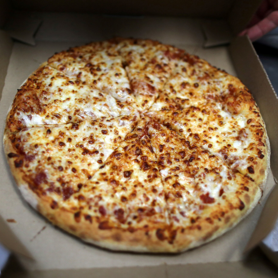 Can you freeze Dominos Pizza? (How to and best Tips) - A Sparkle of Genius